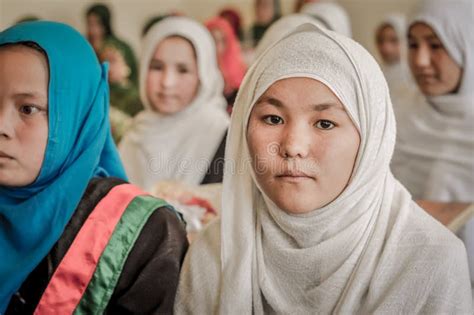 Los Compa Eros De Clase De La Muchacha Concentraron Estudiar Con El Libro Que Se Sentaba En El