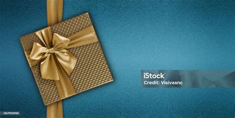 리본 리본이달린 선물 골든 박스 반짝이는 파란색 배경 상단 보기 및 복사 공간 템플릿 최고의 소원이나 어머니 아버지의 날 쇼핑 컨셉을위한 레이아웃이있는 메리 크리스마스