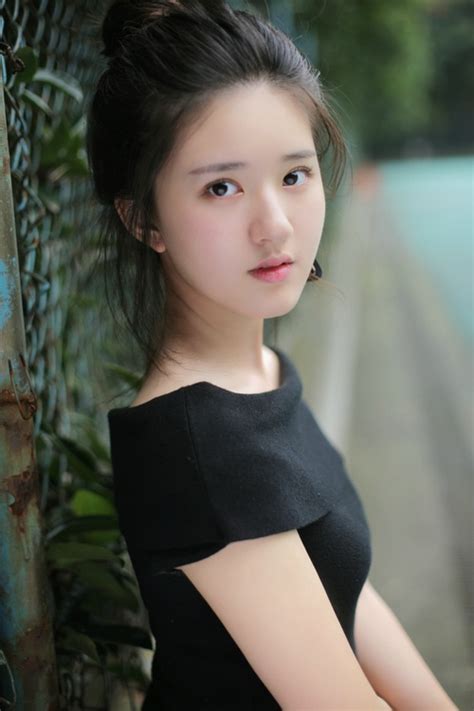 赵露思亮相《凤囚凰》发布会现场 青春洋溢有着独有的灵气与纯粹