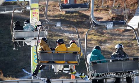 겨울이 설레는 스키어들 연합뉴스