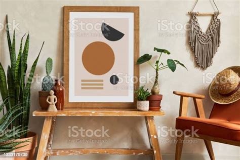 모의 포스터 프레임 선인장 및 개인 보헤미안 액세서리가있는 세련된 거실 인테리어의 창조적 인 구성 식물 사랑과 자연 개념 템플렛 0명에 대한 스톡 사진 및 기타 이미지