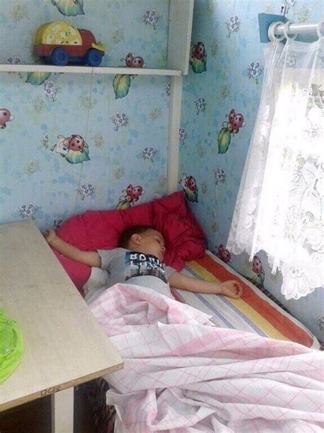 МОЙ Дедушка на дачe смастерил домик для внучки Там светло тепло и мухи не кусают Facebook