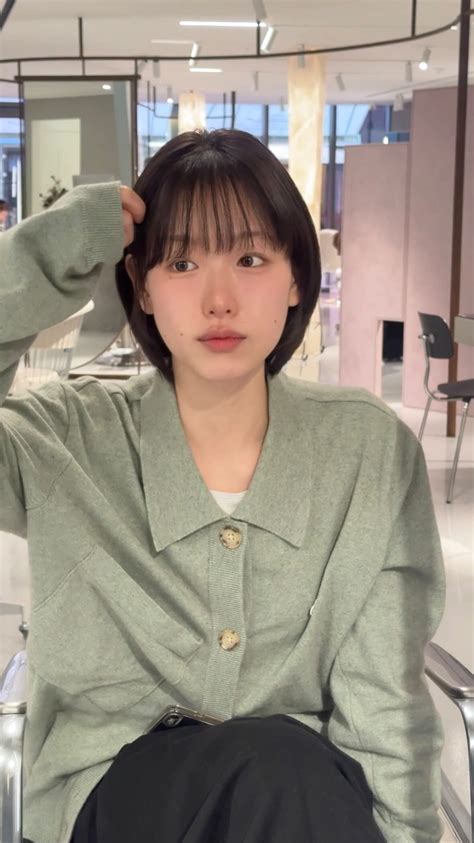 아크아틀리에 혜임 단발 중단발 브라운염색 중단발의 부드럽고 페미닌한 분위기와 어우러지는 밀크브라운 매트하면서 베이지함까지 챙겨주어 예쁜 컬러감 🤍 가벼운 텍스쳐와