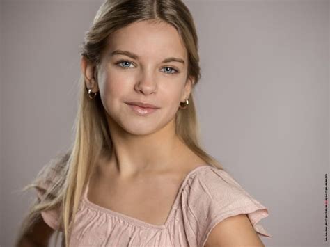 Courtney Woloshyn Look Models And Actors