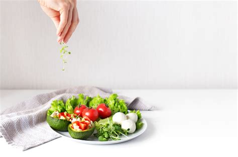 생 채소를 곁들인 건강한 샐러드에 마이크로그린을 첨가한 여성 손 뿌리기에 대한 스톡 사진 및 기타 이미지 뿌리기 손 모차렐라 Istock