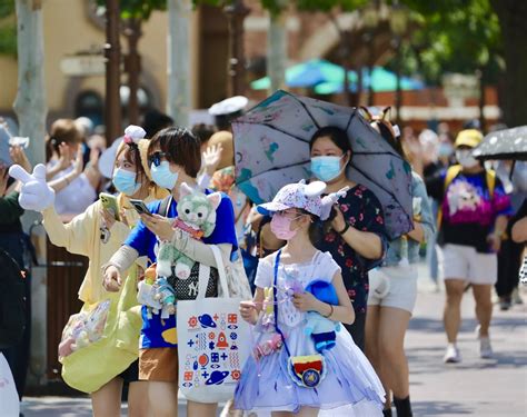 “顶流”玲娜贝儿复工啦！上海迪士尼乐园今起恢复运营游客互动信息