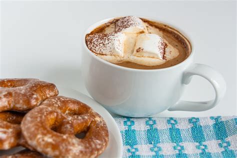 따뜻한 코코아 또는 마시멜로와 커피 한 잔과 흰색 접시에 향기로운 진저 브레드 쿠키 초콜릿 흰색 배경 푸른 냅킨 맛있는 디저트 편안함의 느낌뿌려 갈색에 대한 스톡 사진 및