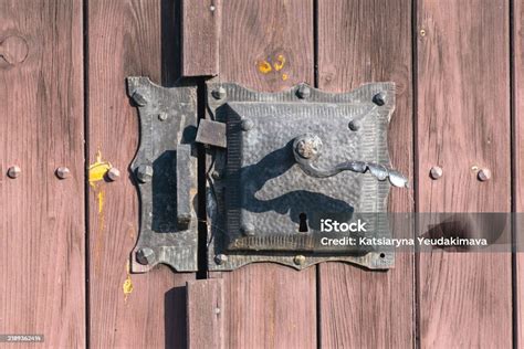 낡은 나무 문에 장착된 고풍스러운 금속 문 손잡이와 잠금 장치 0명에 대한 스톡 사진 및 기타 이미지 0명 건축 게이트 Istock