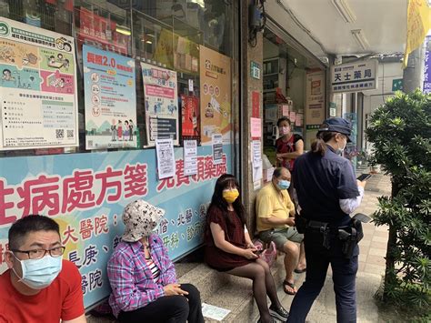 買快篩試劑實名制 蘆洲警加強藥局巡簽維持秩序