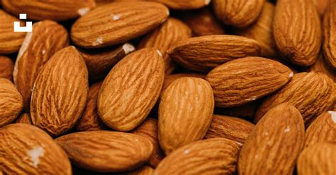 아몬드 더미가 서로 겹쳐져 있습니다 사진 Unsplash의 무료 편도 이미지