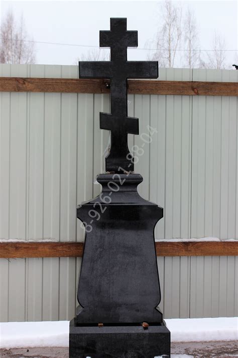 Памятник на могилу в виде креста из габбро диабаза