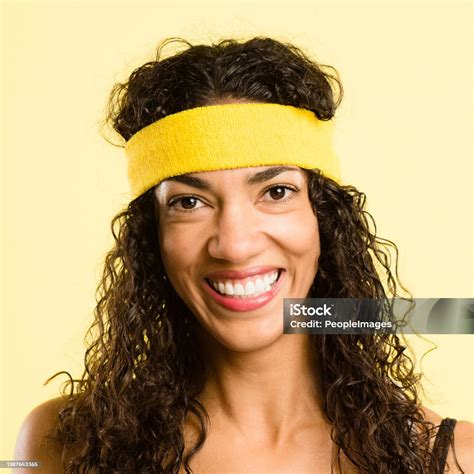 스튜디오에 홀로 서서 머리띠를 쓰고 포즈를 취하는 매력적인 젊은 여성의 샷 땀 밴드에 대한 스톡 사진 및 기타 이미지 땀 밴드 머리 30 39세 Istock