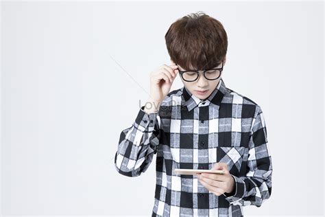남자 대학생 이동 전화 놀다 사진 무료 다운로드 Lovepik