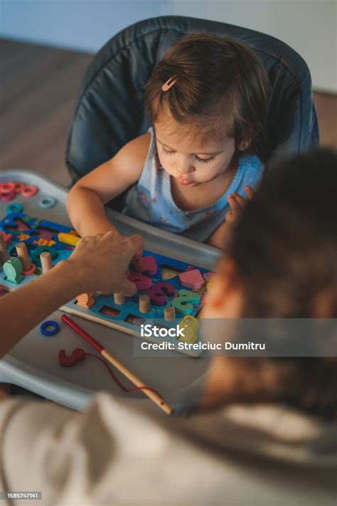 어머니는 아기에게 나무 문자와 숫자를 가지고 노는 것 지능을 개발하기 위한 게임을 가르친다 가족 가정 레저 창조적 인 사람들 2 3 살에 대한 스톡 사진 및 기타 이미지