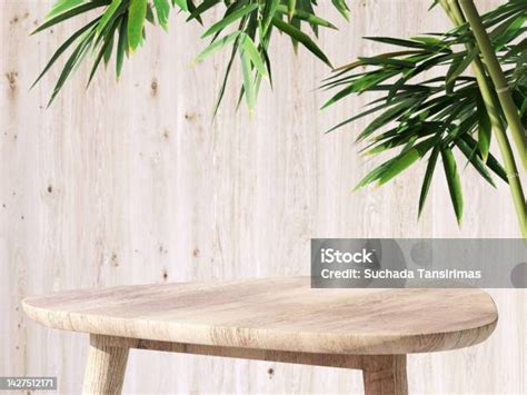 우아한 나무 삼각형 받침대 테이블과 햇빛이있는 중국 대나무와 나무 판자 벽에 그림자를 남깁니다 대나무 벼과에 대한 스톡 사진 및 기타 이미지 Istock