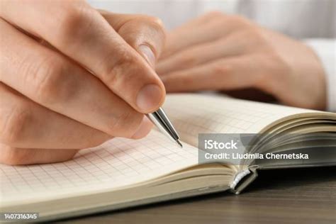 나무 테이블에 노트북에 펜으로 글을 쓰는 남자 손의 클로즈업 공란에 대한 스톡 사진 및 기타 이미지 공란 공부 교육 Istock