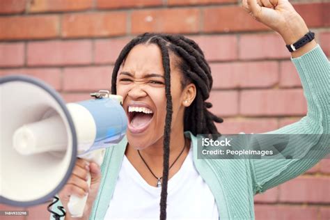 연설자 시위 또는 화난 흑인 여성이 정치 평등 또는 인권에 대한 연설을 발표합니다 젊은 페미니스트 지도자 벽 배경에서 정의나 도움을 외치는 Z세대 소녀를 멈추거나 시끄럽게