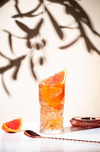 그랜드 Sazerac 알코올 칵테일 음료는 위스키 리큐어 쓴맛 압생트 프로 세코 하이볼 유리에 오렌지 풍미로 장식되어 있습니다