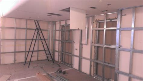 Стена из гипсокартона своими руками 109 фото как сделать Монтаж профиля обшивка