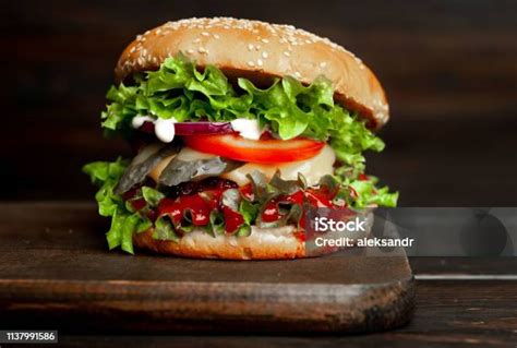 군침이도는 맛 있는 집에서 만든 햄버거 나무 테이블에 쇠고기를 잘라 하는 데 사용 갈색에 대한 스톡 사진 및 기타 이미지