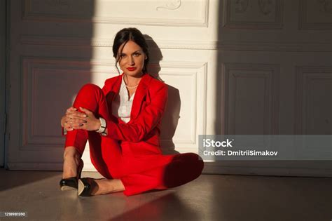 사무실에서 빨간 비즈니스 정장에 아름 다운 여자의 초상화 가득 찬에 대한 스톡 사진 및 기타 이미지 가득 찬 갈색 머리 건물 외관 Istock