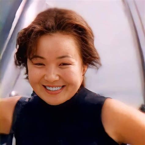 Шуурайн Хүүхэлдэйн театрын төсөрхөн тайзны хөшиг хаалттай байлаа Эргэн тойрон хүүхэд залуус