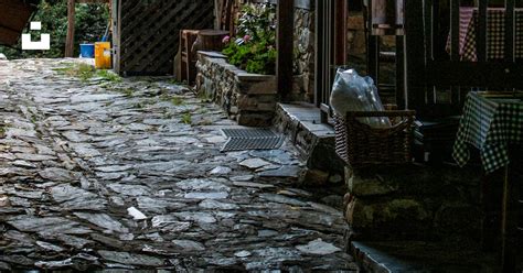 작은 마을의 조약돌 거리 사진 Unsplash의 무료 그리스 이미지