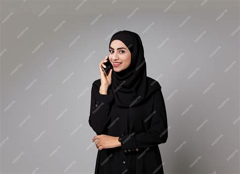 Premium Photo Arab Woman Saudi Muslim Young Girl With Mobile Abaya