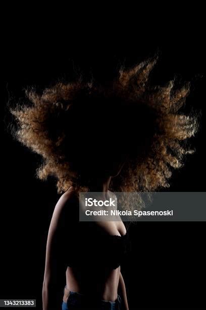 공기에 긴 곱슬 머리와 측면 조명 갈색 머리 소녀 어두운 배경에 실루엣 스튜디오 초상화 20 24세에 대한 스톡 사진 및 기타 이미지 20 24세 갈색 머리 건강