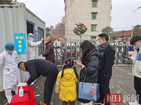 为返乡人员测核酸不“打烊” 志愿者助力核酸检测朱湖群众组织