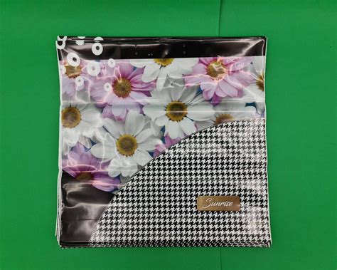 Купити Поліетиленовий пакет із пластиковою ручкою Санрайс без ручки 10 шт 40х40см