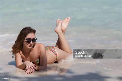 아름다운 해변의 여자 일광욕 모래에 대한 스톡 사진 및 기타 이미지 모래 바다 비키니 Istock