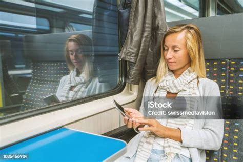 젊은 여자 관광 스위스에서 기차로 여행 보고 휴대 전화 사람들이 여행 기술 청소년 문화 개념 기차에 대한 스톡 사진 및 기타 이미지 Istock