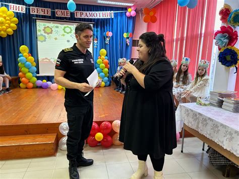 Наградиха първолаците от Бургас върнали пари изгубени от техен съученик