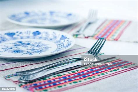 저녁 식사 테이블 세팅 접시 포크 자수 패턴이 있는 직조 천 냅킨에 칼 우크라이나 전통 수제 테이블매트에 대한 스톡 사진 및 기타 이미지 Istock