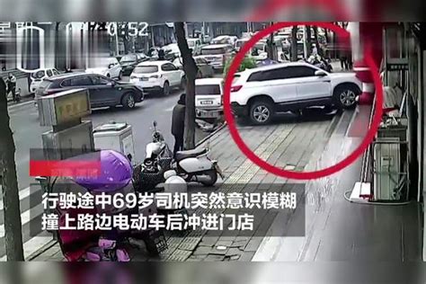 监控拍到，越野车撞上路边电动车后冲进门店，结果出乎意料