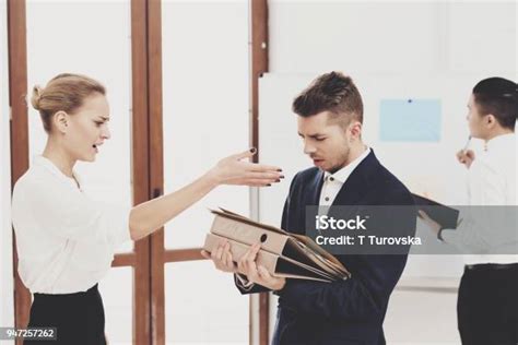 Hr 디렉터 여자는 사무실에서 일하고 있다 여자 파일 및 서류 동료 언 니입니다 3 명에 대한 스톡 사진 및 기타 이미지 3 명 경영자 과로 Istock