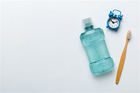 구강 세척제 및 기타 구강 위생 용품을 복사 공간이있는 컬러 테이블 상단보기 플랫 레이 치과 위생 구강 관리 제품 및 밝은 배경에 텍스트를위한 공간 개념 가글에 대한 스톡