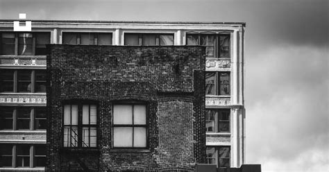건물을 마주보고 있는 사람들의 회색조 사진 사진 Unsplash의 무료 시카고 이미지