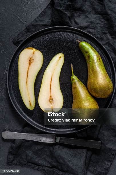 배와 배 반쪽 농장 에코 과일 검은 색 배경입니다 맨 위 보기 0명에 대한 스톡 사진 및 기타 이미지 0명 가을 건강한 식생활 Istock