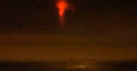 구름 위 희귀 번개 하늘로 치솟는 불기둥 신비롭네