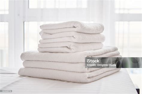 현대적인 침실 인테리어의 침대 시트에 흰색 깨끗한 목욕 수건 더미 복사 공간 클로즈업 0명에 대한 스톡 사진 및 기타 이미지 0명 가정 생활 가정의 방 Istock