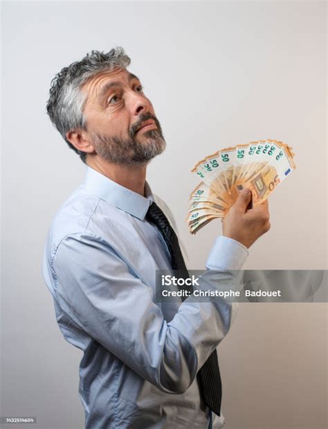 지폐 뭉치를 가지고 노는 부유한 50세 사업가 이익 자본주의 및 농축의 개념 50 54세에 대한 스톡 사진 및 기타 이미지 50 54세 금융 기업가 Istock