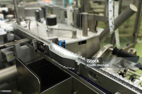 제약 산업 생산 라인 유리 병 공장에서 앰플 기계 컨베이어 액체 및 용기 결함의 고체 입자를 위해 병과 앰플을 채웁니다 제약 생산 제약 광학 앰플 바이알 검사 컨베이어