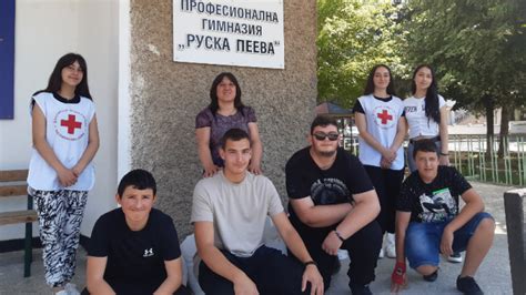 Млади червенокръстци от Джебел помогнаха на осем деца полусираци Още от деня