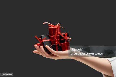 검은 색에 고립 된 손에 작은 선물 상자를 들고 여자의 자른보기 검정색 배경에 대한 스톡 사진 및 기타 이미지 검정색 배경 부분의 사람들 Istock
