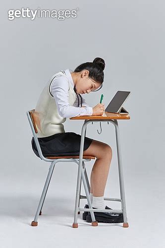 중학생 십대 나이 교복 나쁜자세 자세 십대소녀 여성 스트레스 번아웃증후군 스트레스 거북목증후군 질병 나쁜습관 이미지 Jv13104116