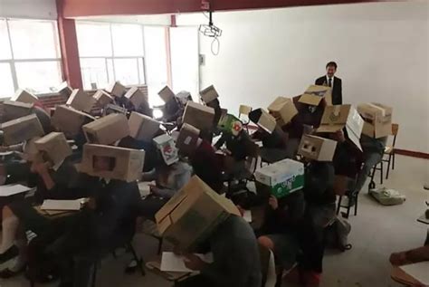 اقدام جنجالی یک معلم برای جلوگیری از تقلب دانش آموزان عکس