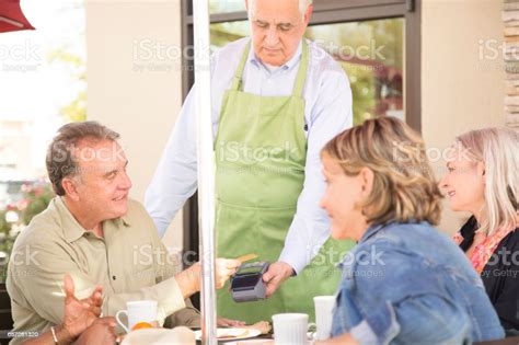 비접촉 식 결제 신용 카드를 통해 지불 하는 카페에서 수석 성인 계산대에 대한 스톡 사진 및 기타 이미지 계산대 계산원 고객 Istock