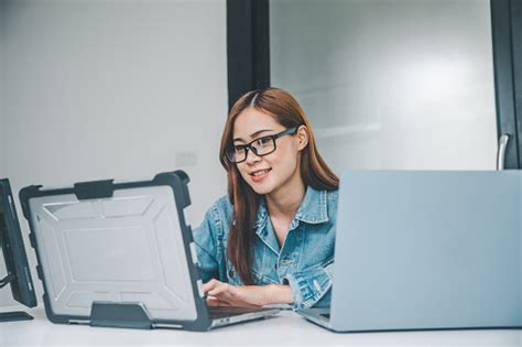 코딩 소프트웨어 개발 및 웹 디자인 작업을 하는 여성 프로그래머 개념 기술 개발 20 24세에 대한 스톡 사진 및 기타 이미지